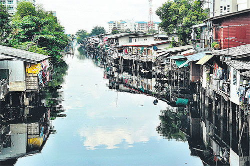 Bangkok Post - Hopes few for slum dwellers drowning in 'ocean of meth'