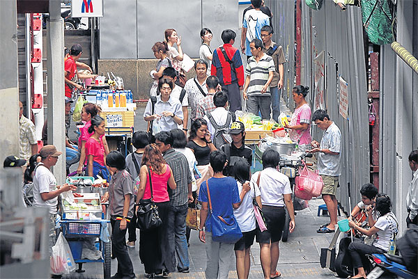 Bangkok Post - Taking steps to improve our sidewalks