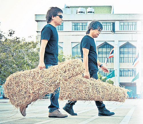 Bangkok Post - Asanee-Wasan celebrate