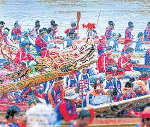 Bangkok Post - Traditional boat races in Nan