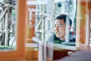 Bangkok Post - 'New Klom' Lets his fingers do the talking