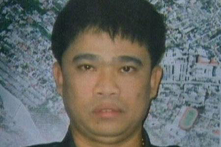 Bangkok Post - Fugitive cop surrenders