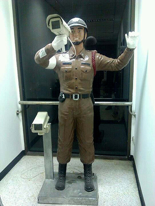 Bangkok Post - Dummy cops no longer blind (pic)