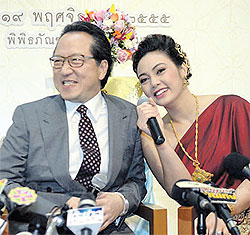 Bangkok Post - Pancake's family jewels, Tak's wedding moved up