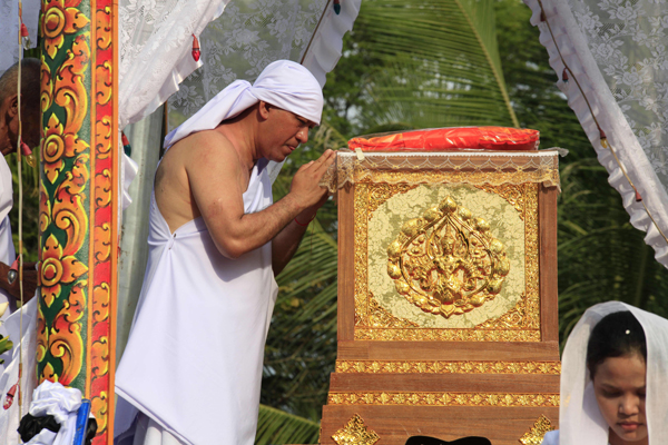 Bangkok Post - Thousand attend Ieng Sary's cremation