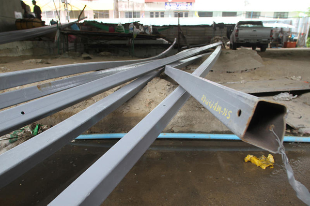 Bangkok Post - Construction beams fall on cars (pix)