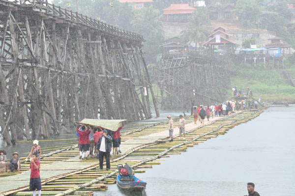 Bangkok Post - Villages team up to build floating bamboo bridge