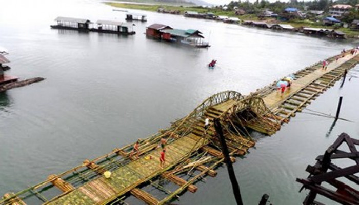 Bangkok Post - Villages team up to build floating bamboo bridge