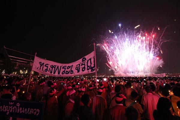 Bangkok Post - Millions join candle-light celebrations