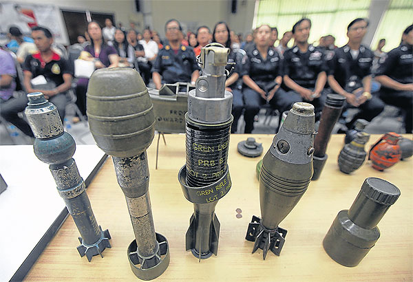 Bangkok Post - EOD units train junk shop owners