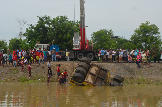 Bangkok Post - Steamroller rolls over, kills driver