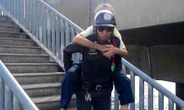 Bangkok Post - Police chief rewards officer for good deed