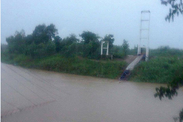 Bangkok Post - New bridge across Nan River collapses