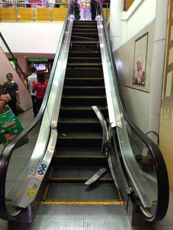 Bangkok Post - Epic escalator fail jolts mall patrons