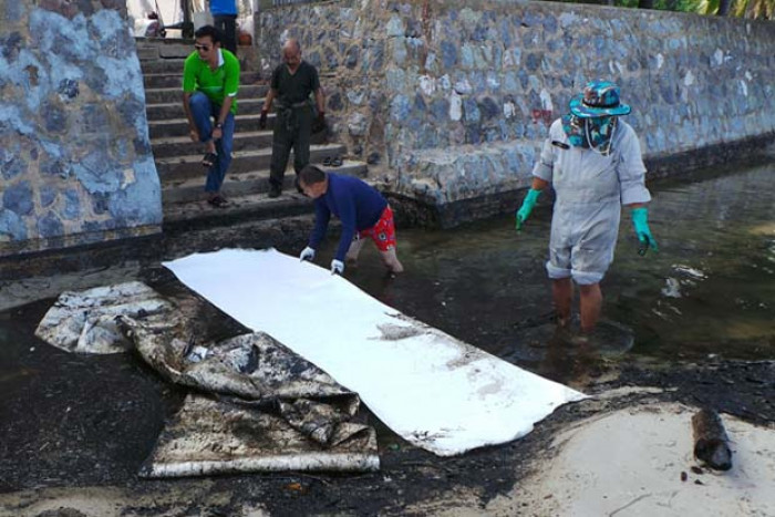 Bangkok Post - Leaking tanker sought over Hua Hin oil slick