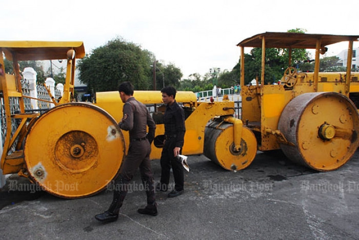 Bangkok Post - Couple killed as steamroller falls from truck