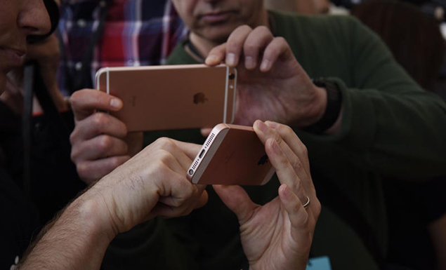 Bangkok Post - Apple unveils new, cheaper iPhone