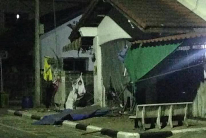 Bangkok Post - Bombs rock Pattani's Yaring, wound 5 police