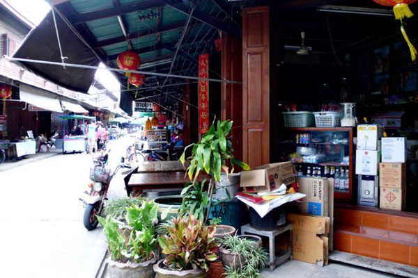 Bangkok Post - Quarter of historical Nakhon Pathom market burned down