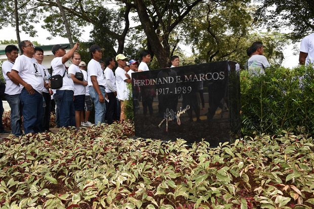 Bangkok Post - Marcos supporters gather at grave