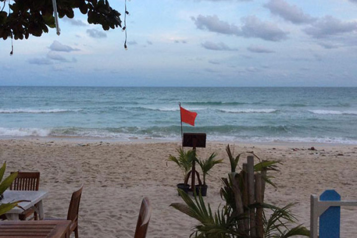 Bangkok Post - Red 'no swimming' flags raised on Koh Samui beaches