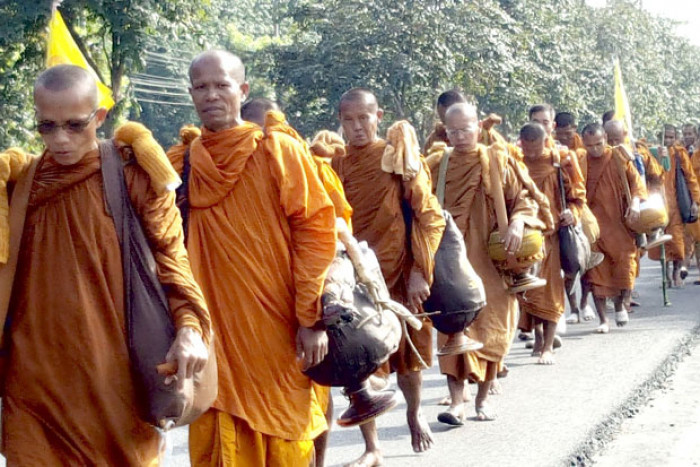 Bangkok Post - 650 monks, novices on 800km journey for late King