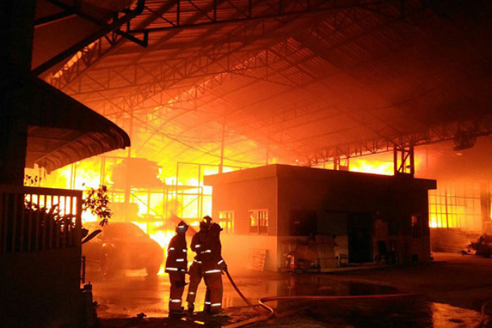 Bangkok Post - Fire guts Nonthaburi furniture factory