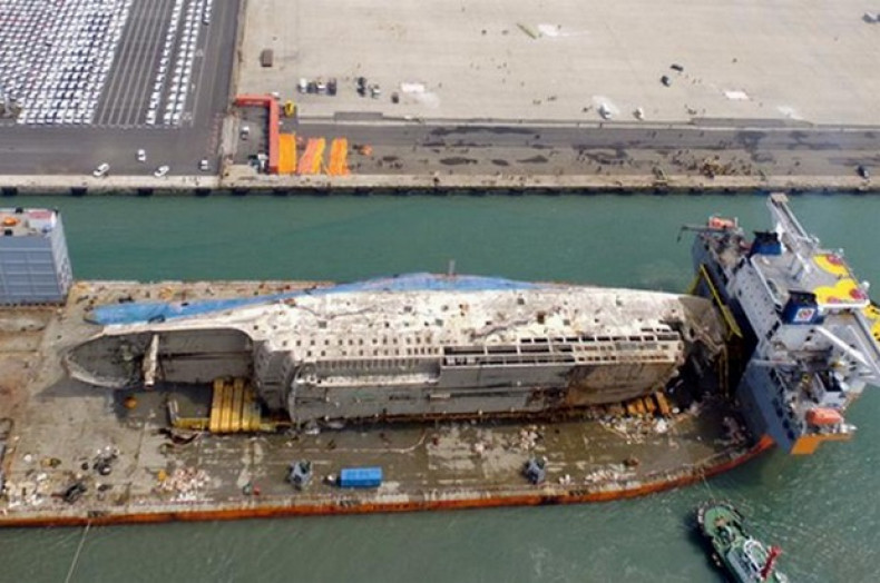 Bangkok Post - Raised South Korean ferry Sewol arrives at port