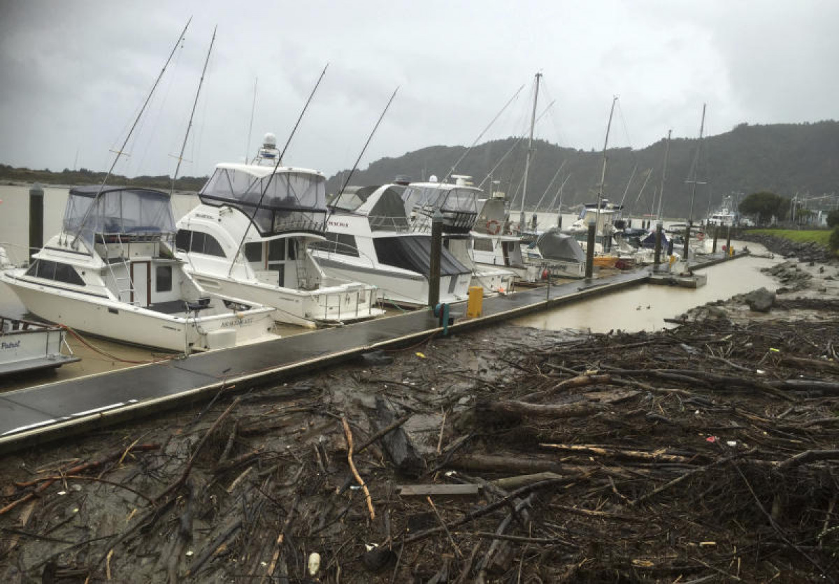 Bangkok Post - Coastal towns evacuated as cyclone hits New Zealand