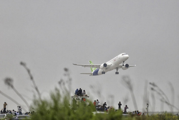 Bangkok Post - China's new jet takes off to challenge Boeing, Airbus