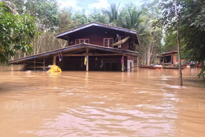 Bangkok Post - Dramatic Trang River bank collapse hits homes