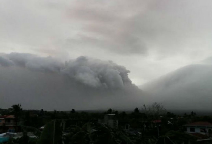 Bangkok Post - Philippines raises volcano alert level as eruptions spew ash