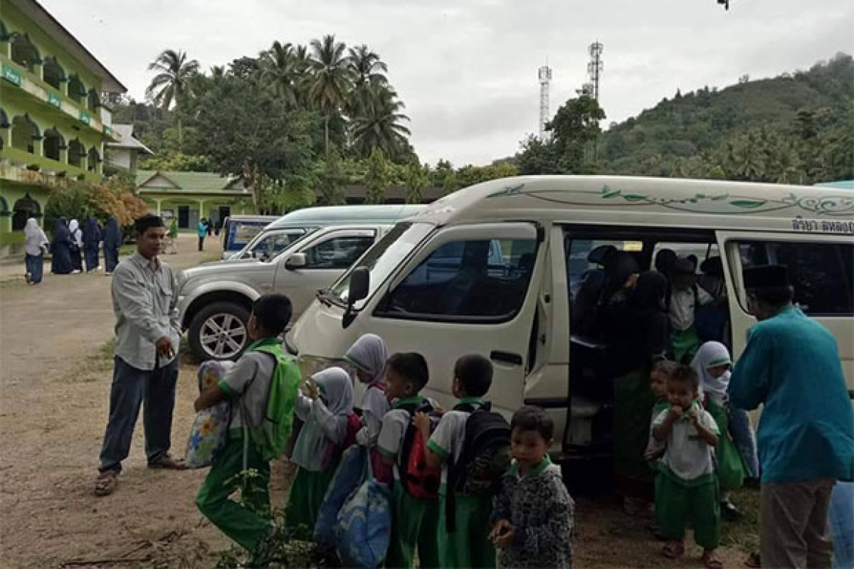 Bangkok Post - Students left traumatized by stop, arrest of van driver