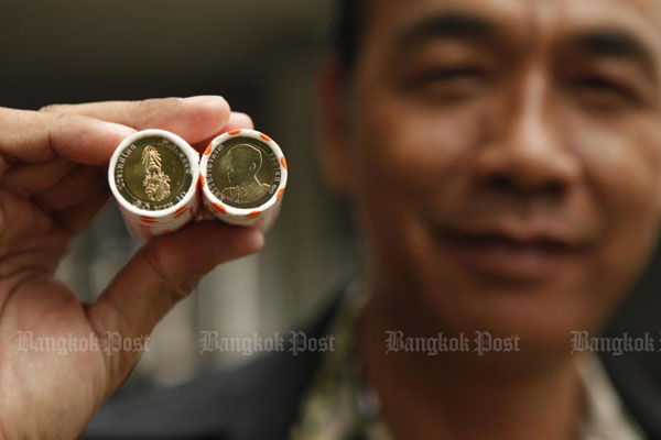 Bangkok Post - Huge crowds seek new King Rama X coins