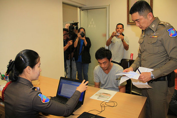 Bangkok Post - Bus driver caught stealing money from tourists' bags