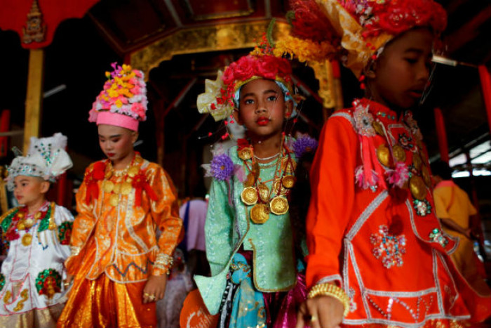 Bangkok Post - Shan boys get glamorous makeover for monkhood rite
