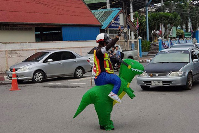 Bangkok Post - 'Dino' traffic cop wins hearts of parents, pupils