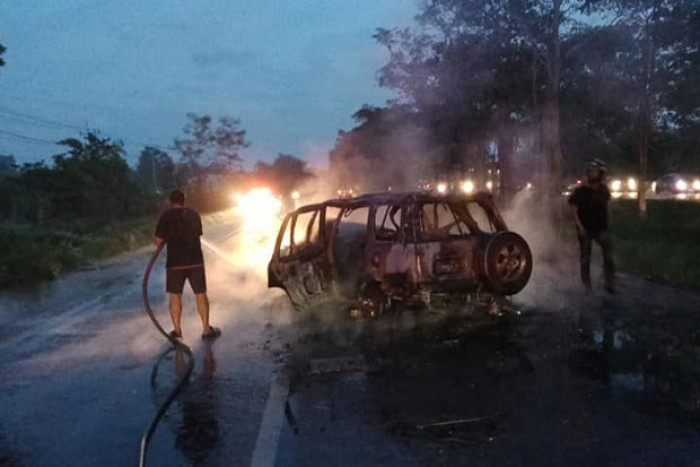 Bangkok Post Three Saved From Burning Vehicle