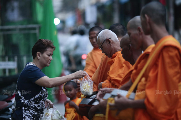 Bangkok Post - Eat, pray, exercise: Monks battle weight problems