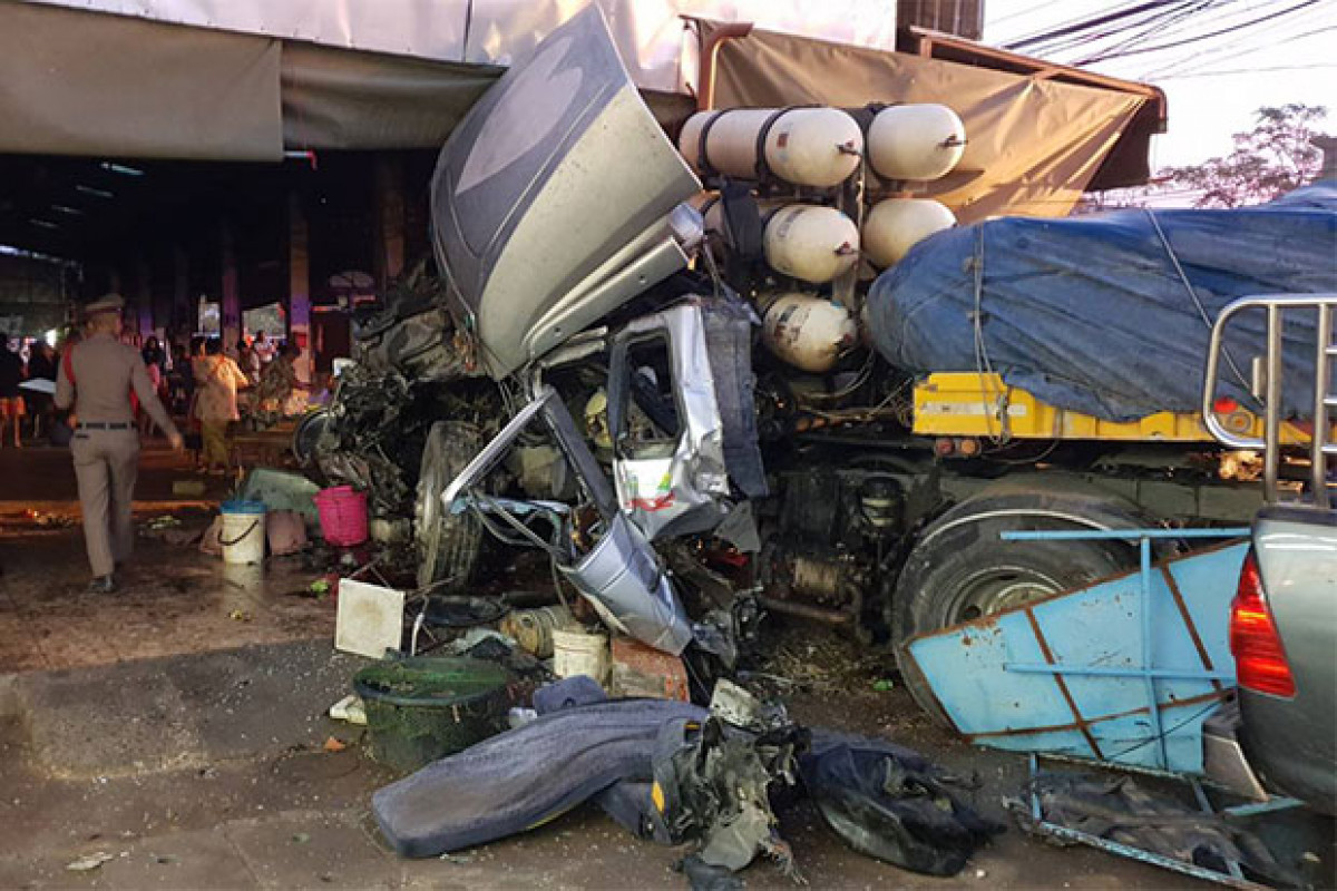 Bangkok Post - Laden trailer truck crashes into busy morning market