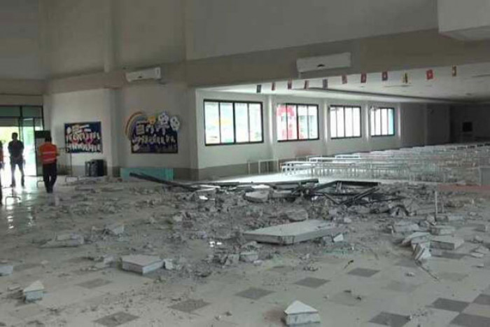 Bangkok Post - School building wall collapses during storm, pupil killed