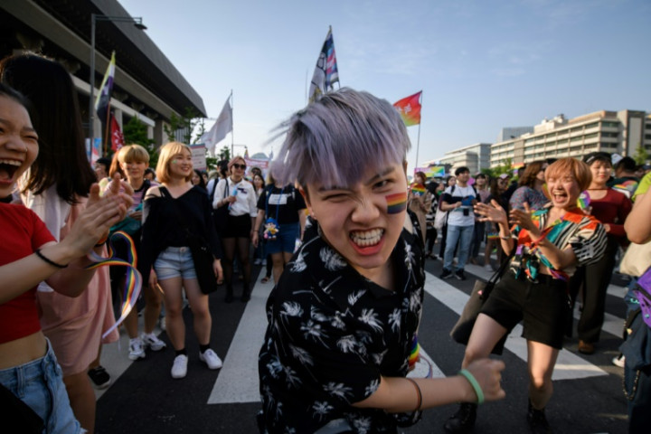 Bangkok Post - South Korea's pride parade marks 20 years in blaze of colour