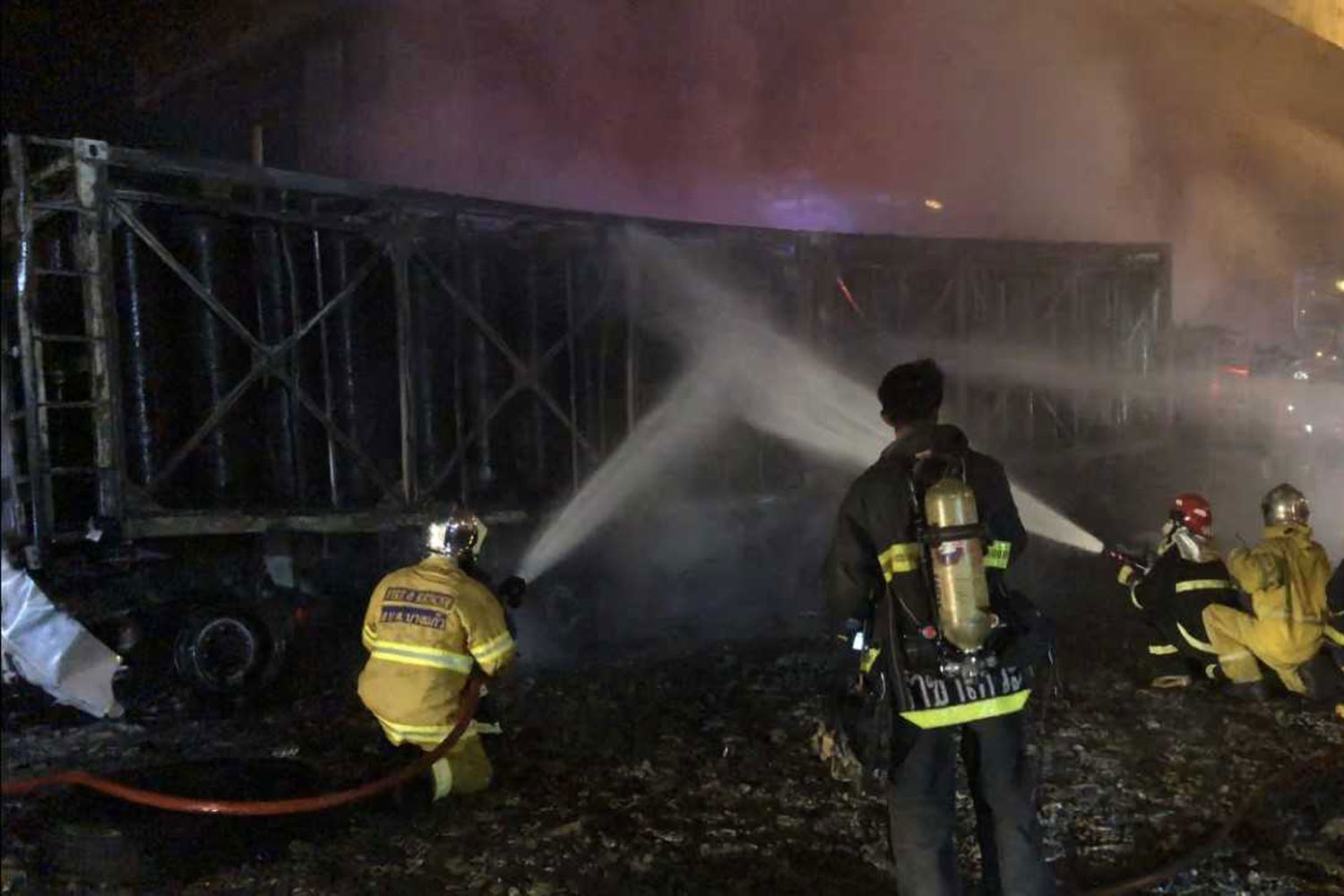 Bangkok Post - Lorry laden with gas cylinders explodes under expressway