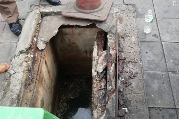 Bangkok Post - Woman hurt after falling into sewer near MRT station