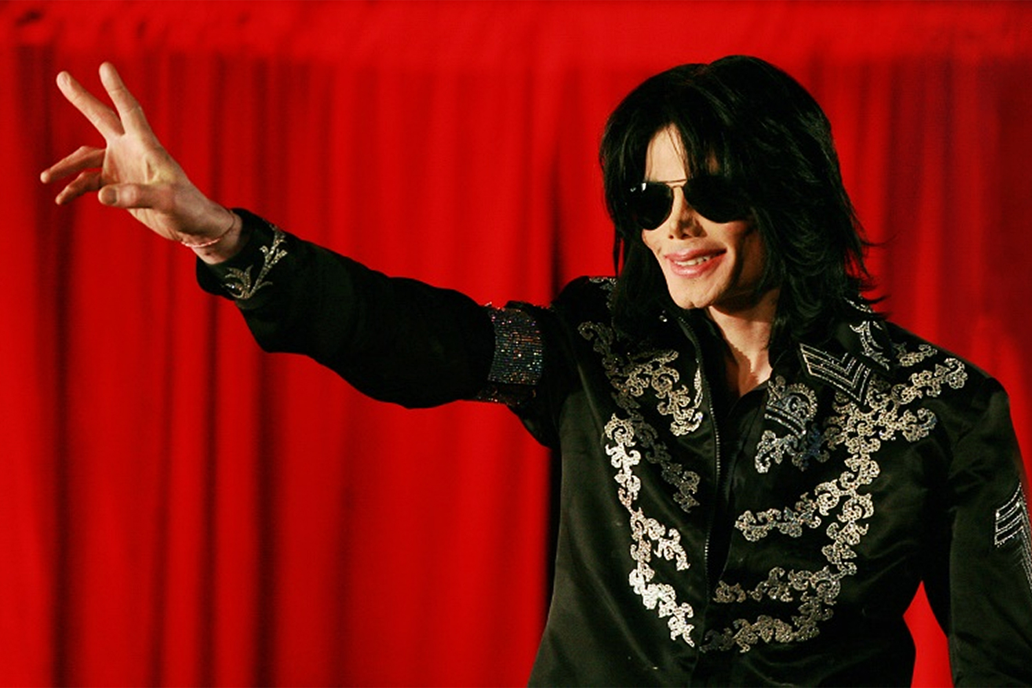Bangkok Post - Michael Jackson fans defiant as abuse claims loom over ...