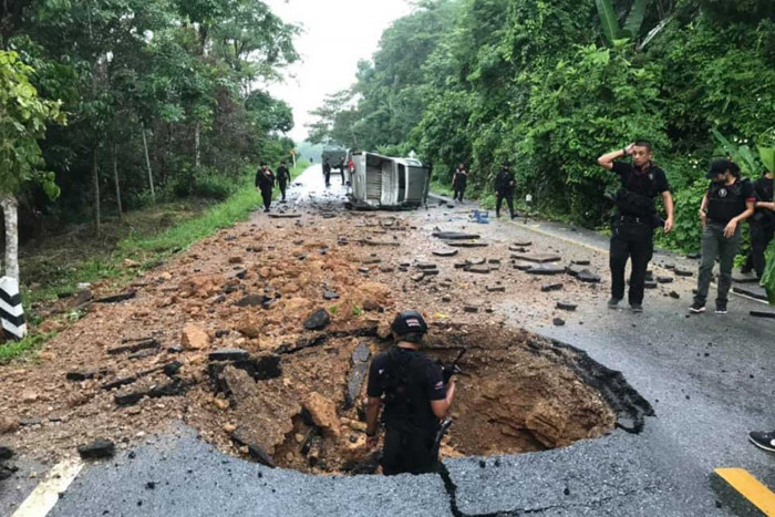 Bangkok Post - 4 rangers hurt by bomb hidden on road
