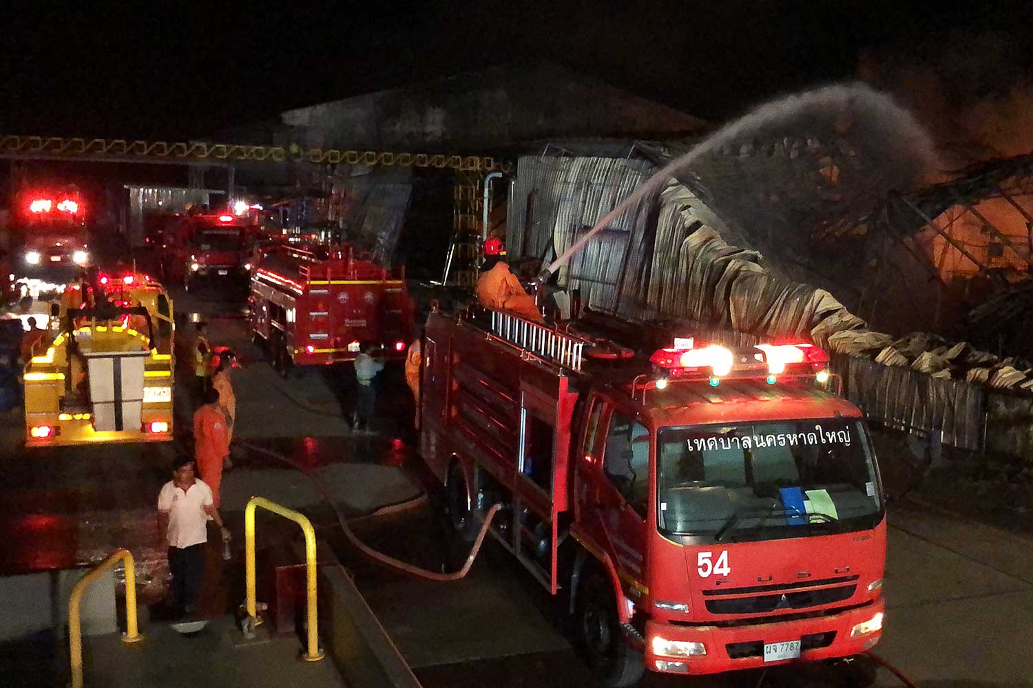 Bangkok Post - Fire razes rubber glove factory in Songkhla