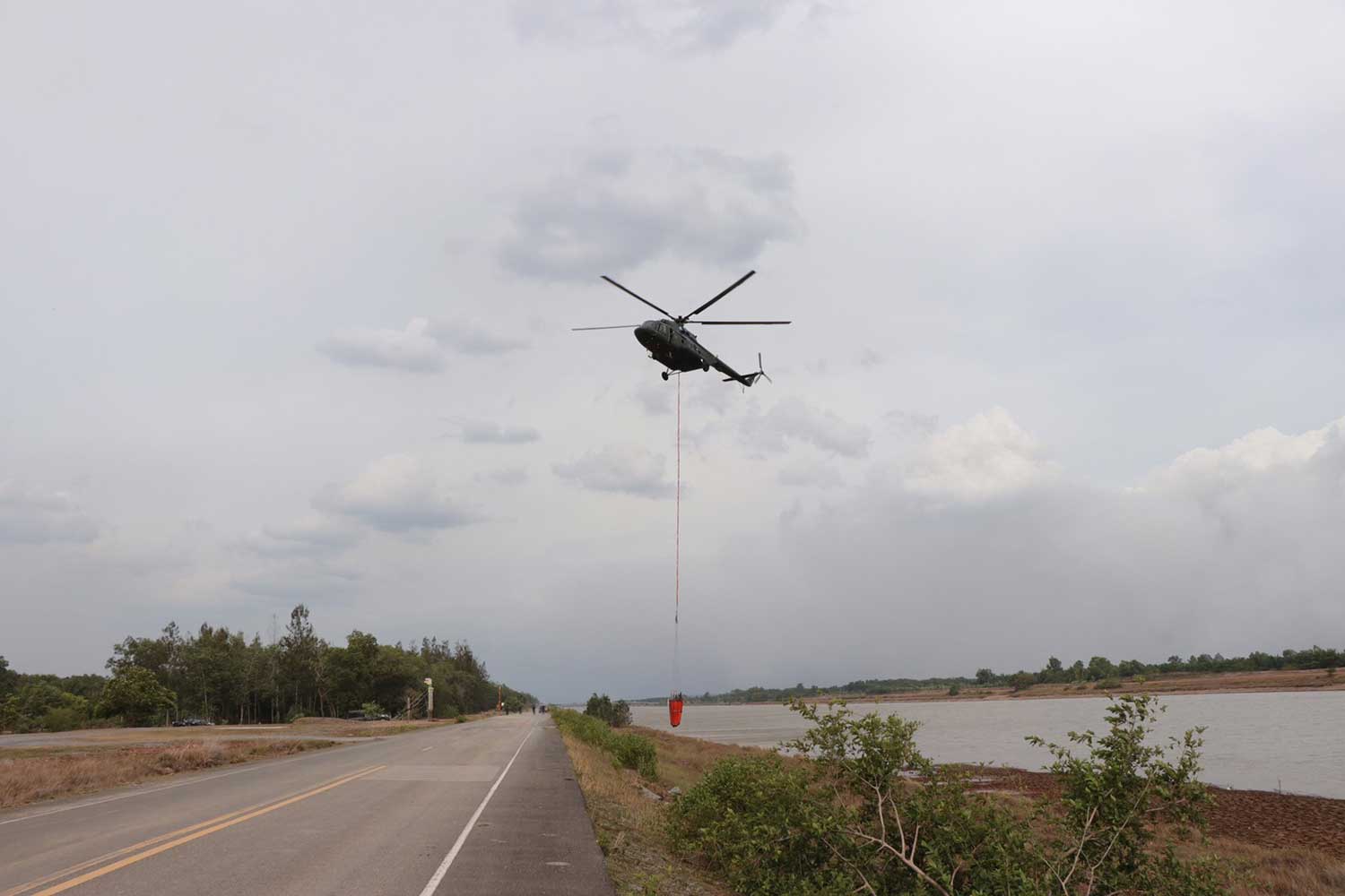 Bangkok Post - Army helicopters begin dousing peat swamp fire