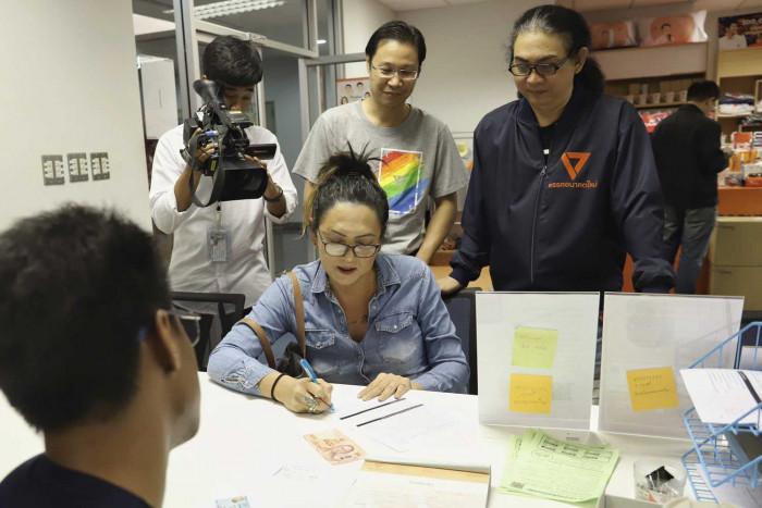Bangkok Post - FFP supporters cheer as Pauline joins party