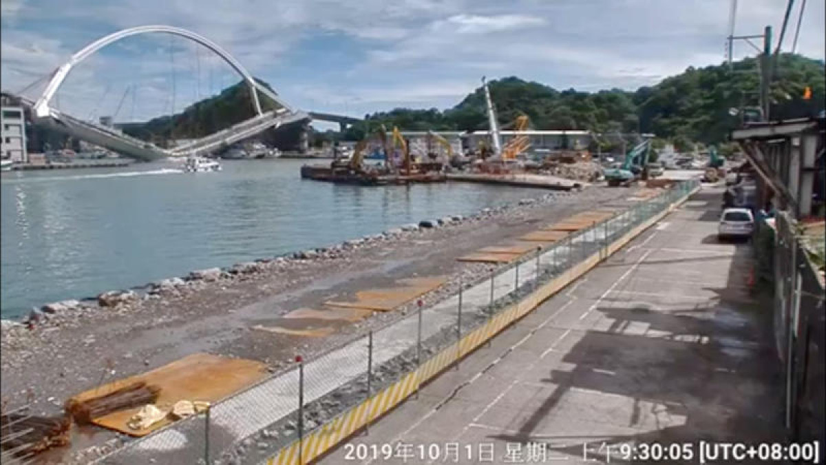 Bangkok Post - Taiwan divers search for trapped fisherman after bridge ...